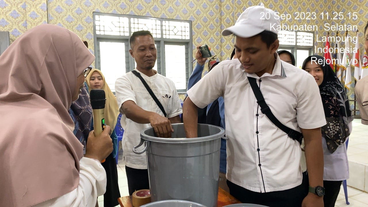 A Chemistry Lecturer Trained Residents to Make Eco-Enzyme-Based Compost ...