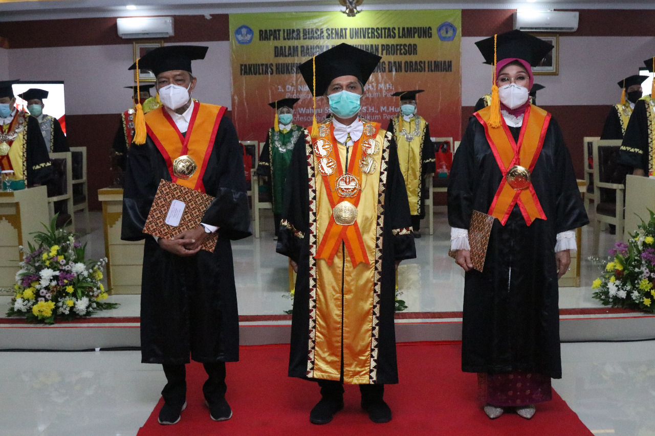 Rektor Kukuhkan Dua Guru Besar Unila - Universitas Lampung