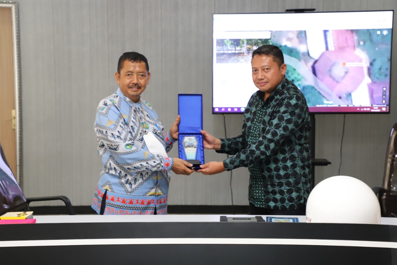 FT Unila Tanda Tangani PKS dengan CHC Navigation Shanghai - Universitas ... FT Unila Tanda Tangani PKS dengan CHC Navigation Shanghai - Universitas ...