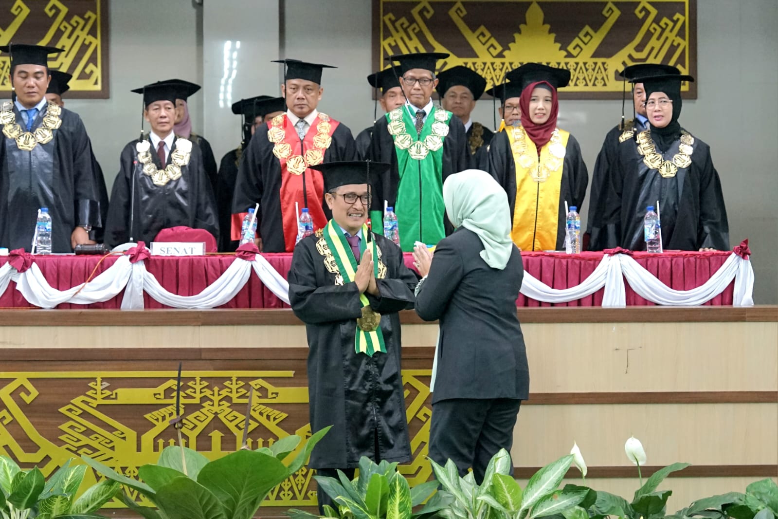 Rektor Hadiri Pengukuhan Guru Besar Polinela - Universitas Lampung