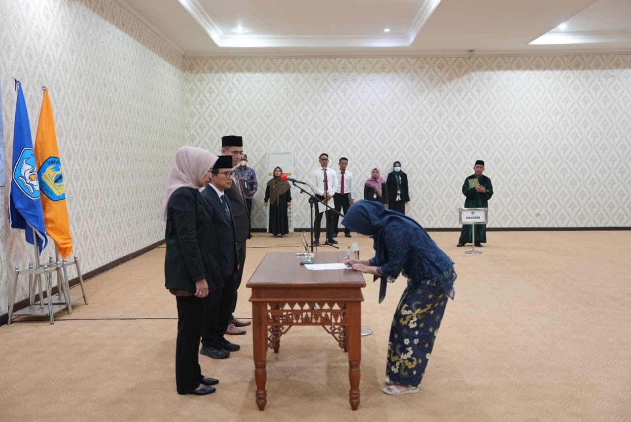 Rektor Lantik Dua Pejabat Fungsional Baru Dukung Kemajuan Universitas - Universitas Lampung