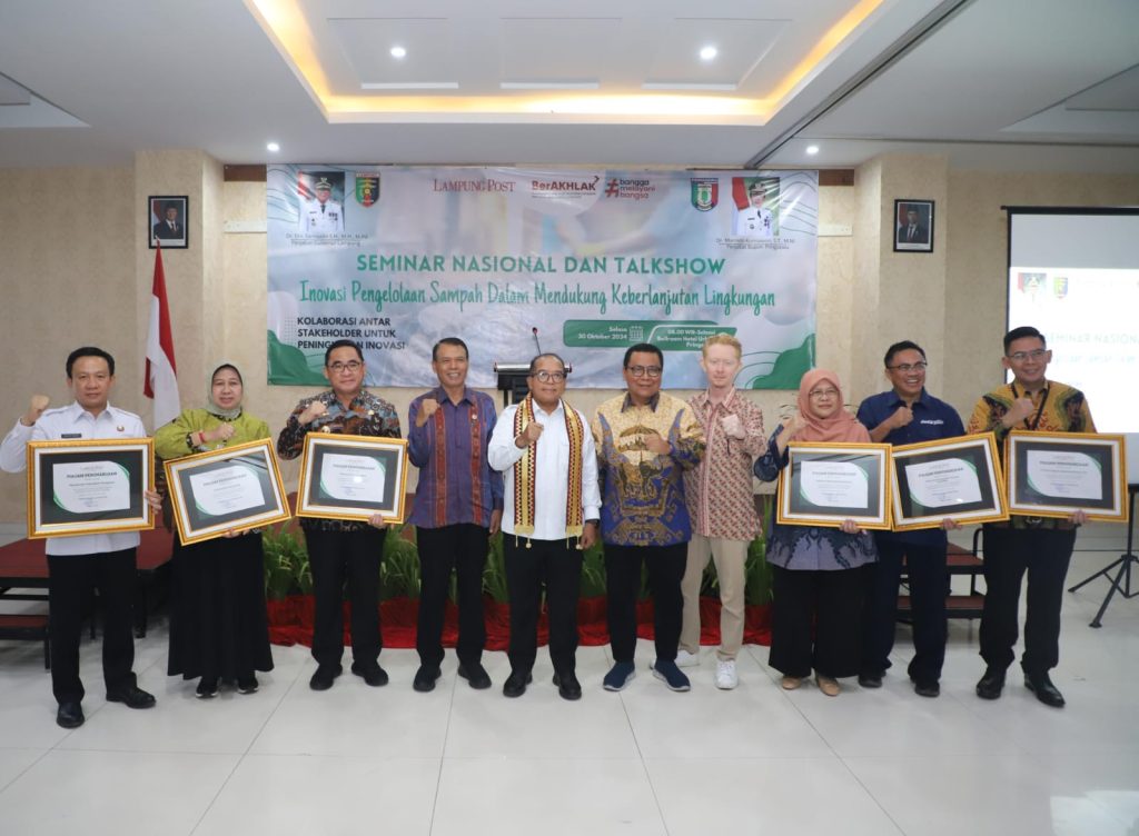 Unila Raih Penghargaan atas Kontribusi Aktif Kelola Sampah di Lampung - Universitas Lampung