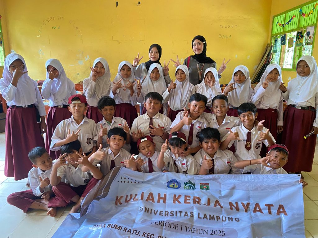 Mahasiswa KKN Unila Desa Bumiratu Edukasi Interaktif Siswa SD - Universitas Lampung