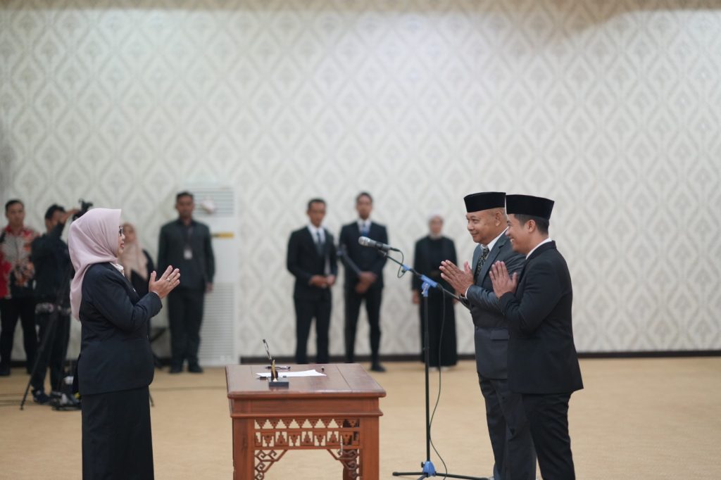 Rektor Unila Lantik dan Ambil Sumpah Jabatan Tiga Pejabat Baru - Universitas Lampung