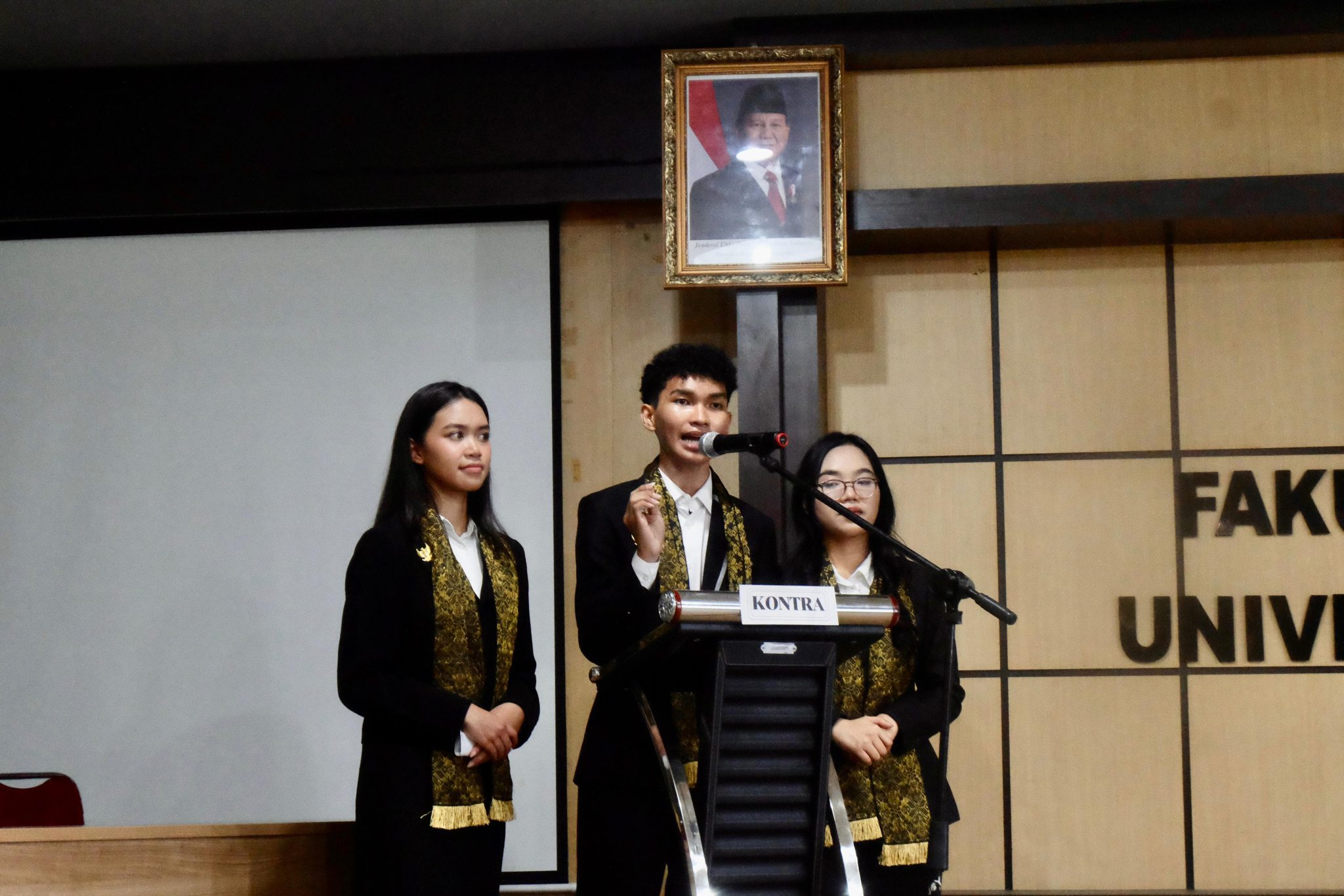 Mahasiswa FH Unila Raih Juara II Debat Konstitusi Nasional UNJA Law Fair 6.O Piala Prof. Fuad ...