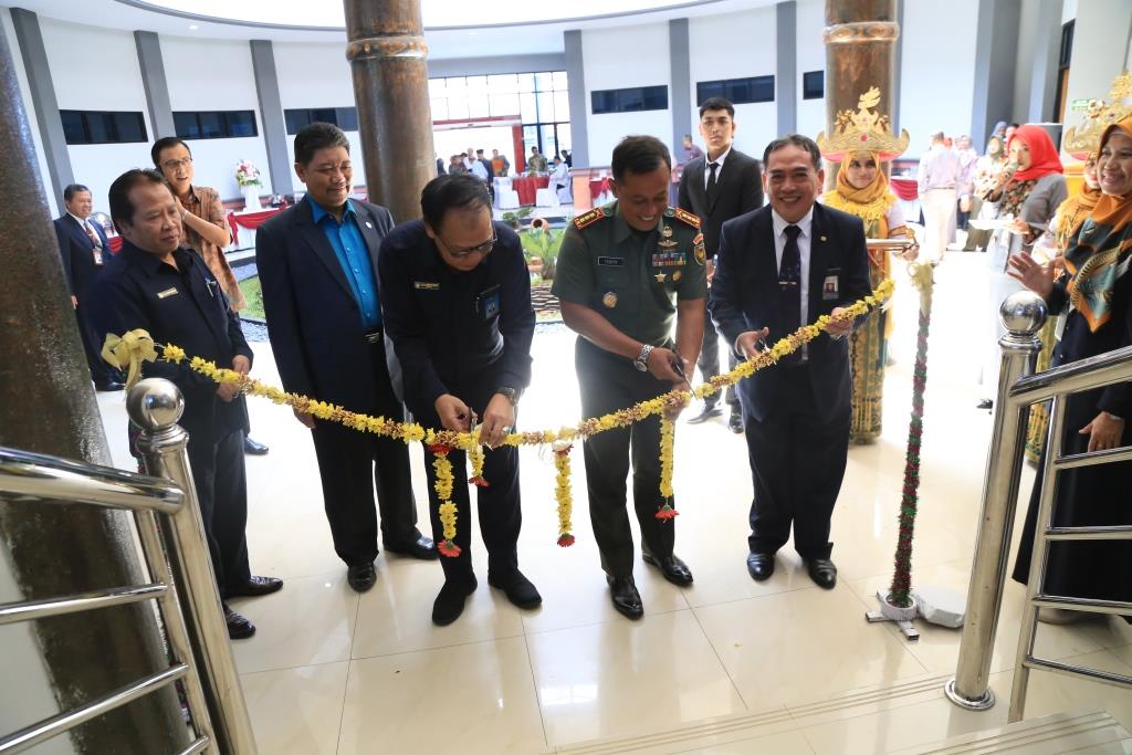 Rektor Resmikan Pascasarjana FEB Unila - Universitas Lampung