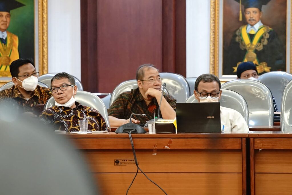 Presentasi dan Evaluasi Dokumen Usulan Perubahan PTN Menjadi PTN-BH ...
