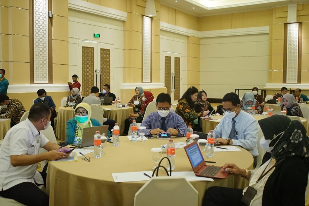 STABEK VI FEB Ulas Strategi Pengurangan Kemiskinan - Universitas Lampung