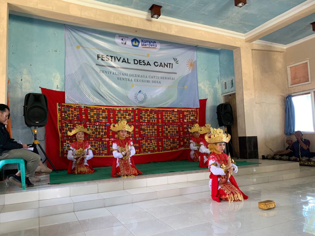 Himatro Unila Tutup PPK Ormawa di Desa Canti dengan Festival ...