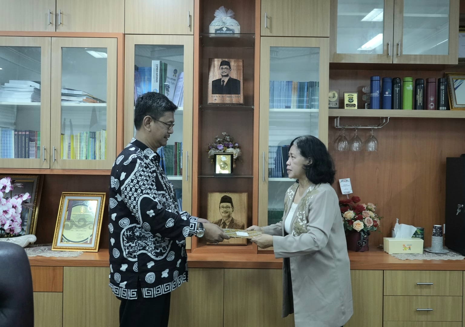 Penyerahan SK Guru Besar Dr. Chatarina Niken Dwi Wahyuni - Universitas Lampung