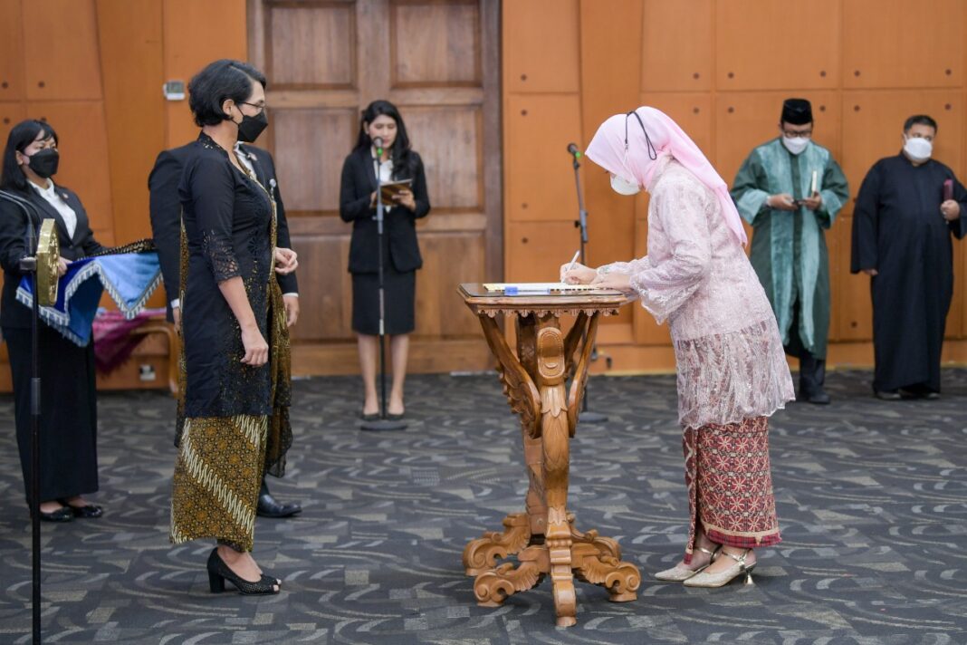 Prof. Lusmeilia Afriani Resmi Dilantik sebagai Rektor Unila Periode 2023-2027 - Universitas Lampung