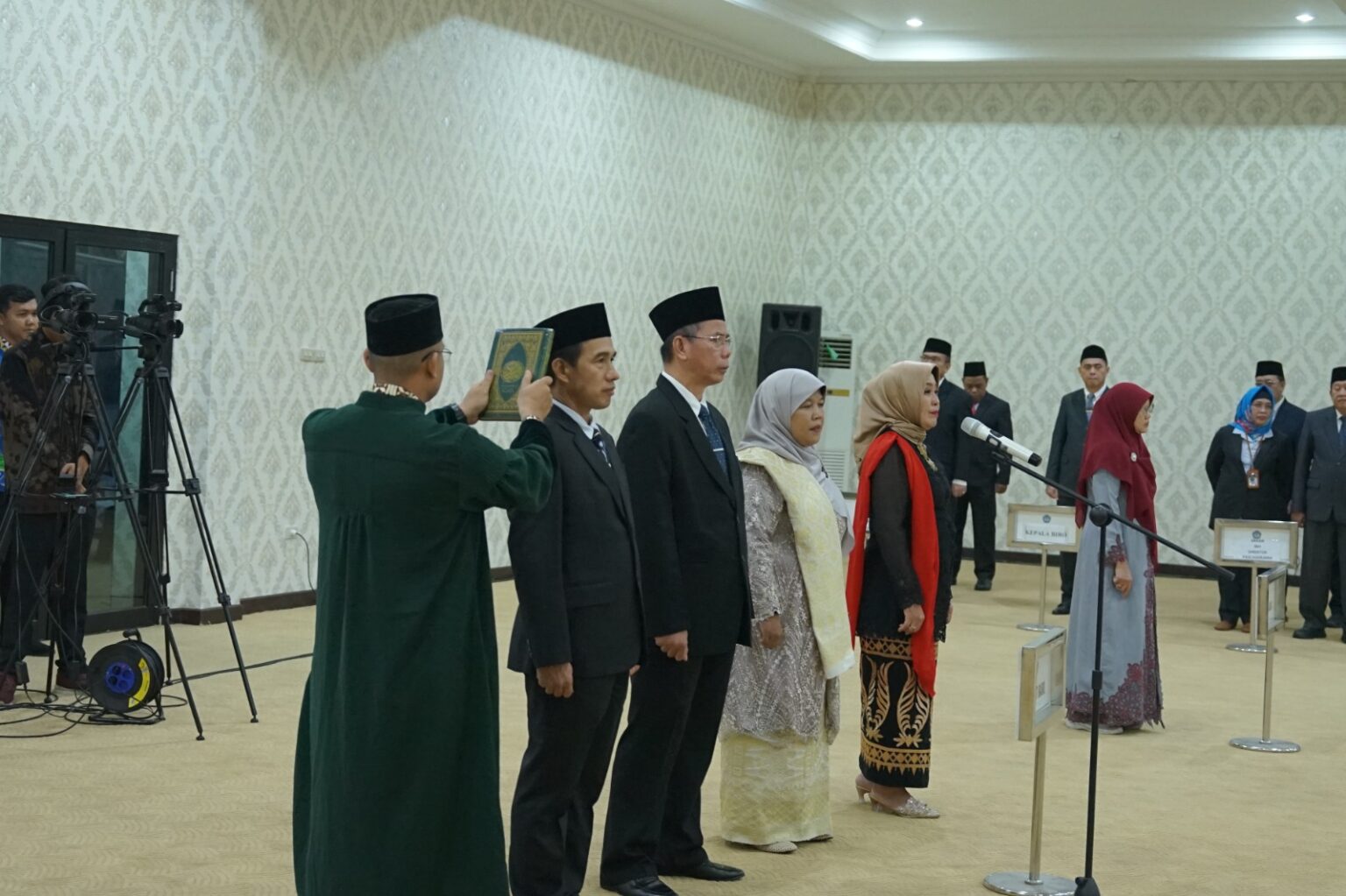 Rektor Lantik Empat Pejabat Baru - Universitas Lampung Rektor Lantik Empat Pejabat Baru - Universitas Lampung