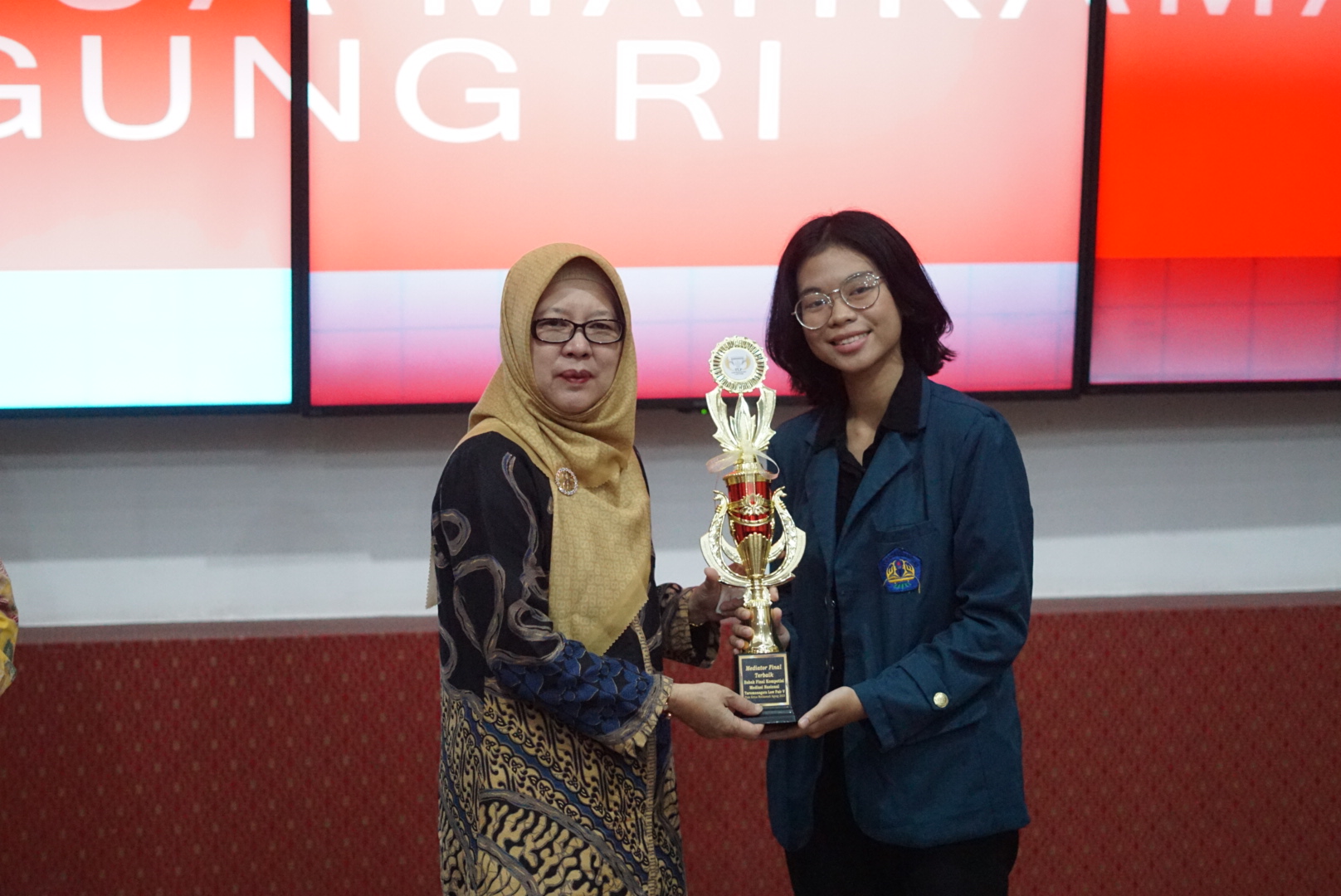 Fakultas Hukum Unila Raih Kembali Piala Ketua Mahkamah Agung RI - Universitas Lampung