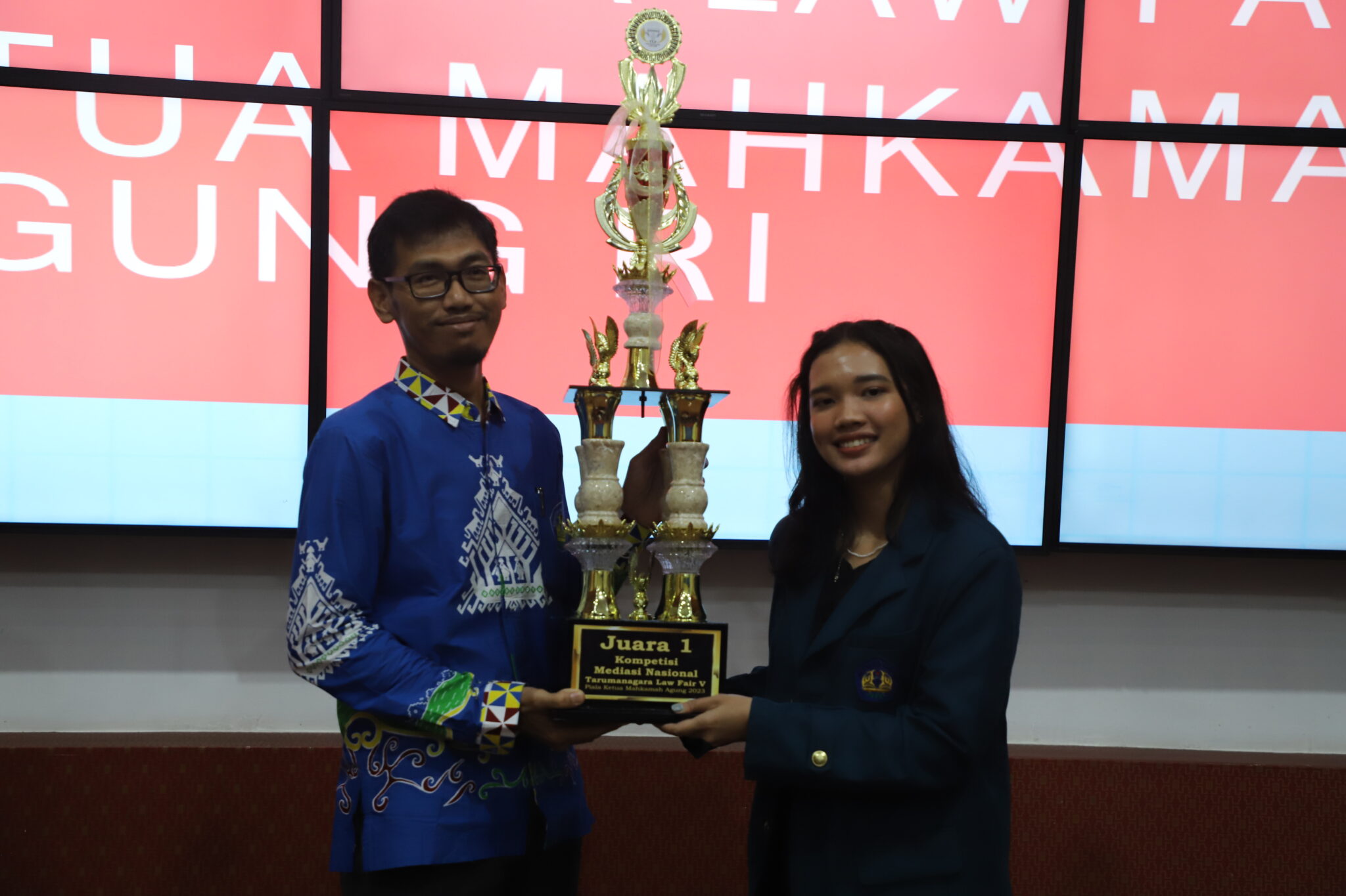 Fakultas Hukum Unila Raih Kembali Piala Ketua Mahkamah Agung RI - Universitas Lampung