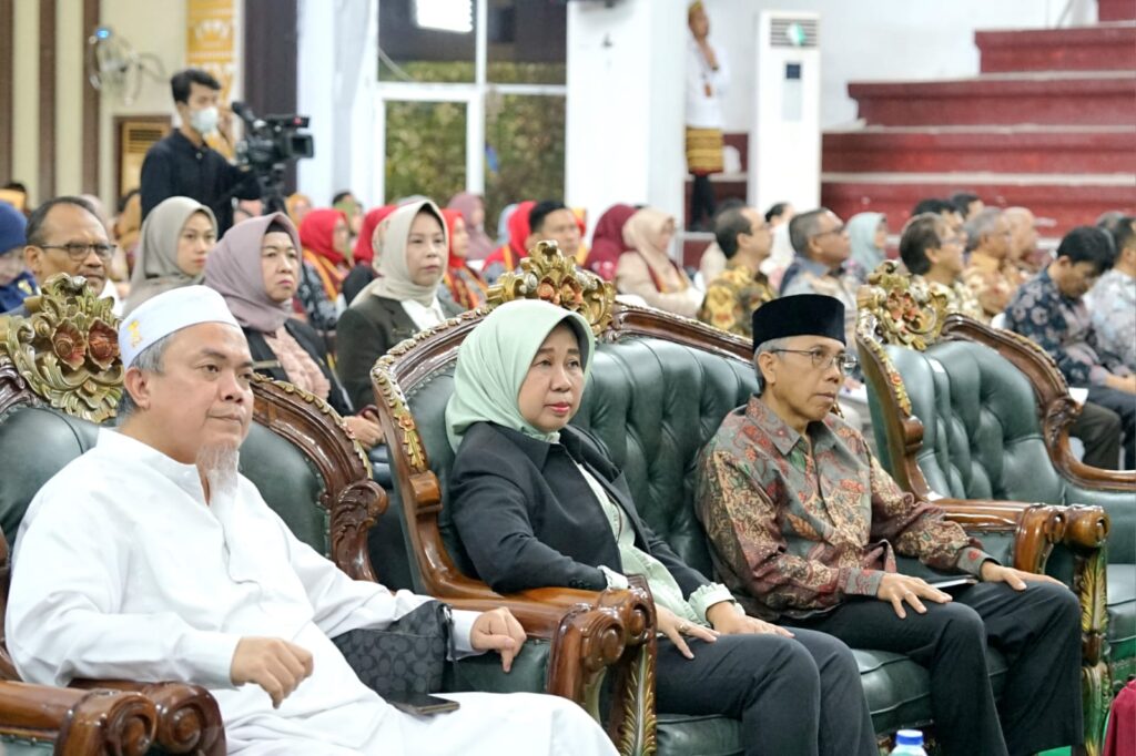 Rektor Hadiri Pengukuhan Guru Besar Polinela - Universitas Lampung