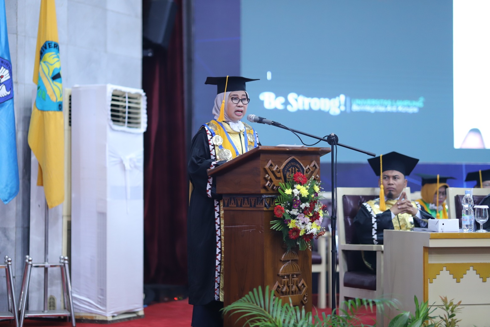 Unila Gelar Wisuda Periode V 2023/2024 dengan 754 Lulusan, Momen Haru Warnai Acara - Universitas ...