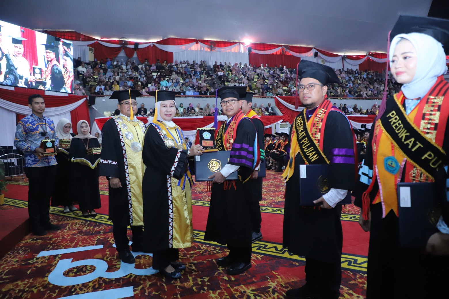 Unila Gelar Wisuda Periode V 2023/2024 dengan 754 Lulusan, Momen Haru Warnai Acara - Universitas ...