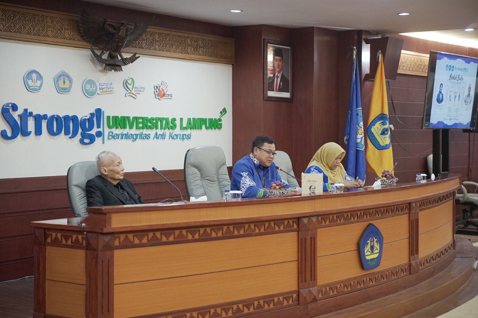 LPPM Gelar Bedah Buku Trilogi Kartini - Universitas Lampung